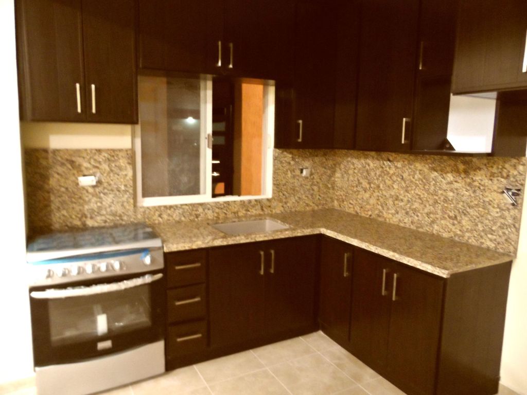 COCINA DE PVC RECTA EN 2 PAREDES CON DESPENSERO